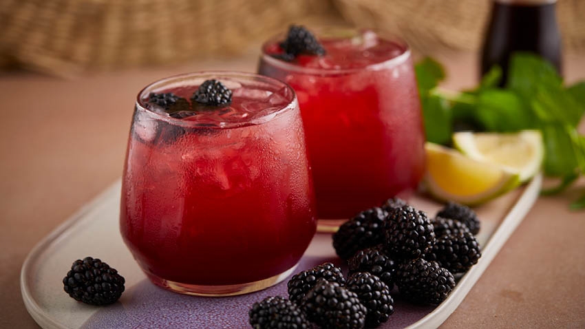 Bramble | Forfriskende cocktail med brombærsirup | Se opskriften her!