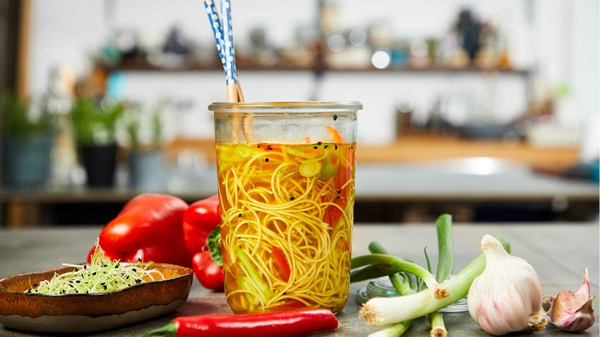 Nemme hjemmelavede cup noodles med rig smag | Find opskrift her