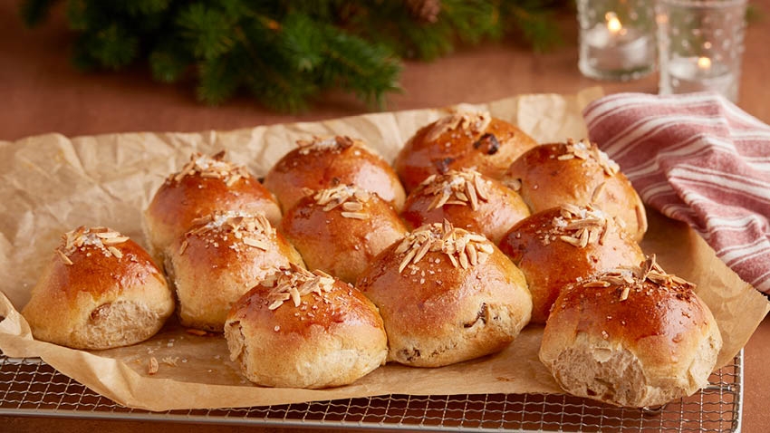 Juleboller | Luftige boller med smag af jul | Se opskriften her!