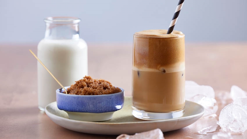 Nem iskaffe | Med brun farin og havredrik | Se opskriften her!