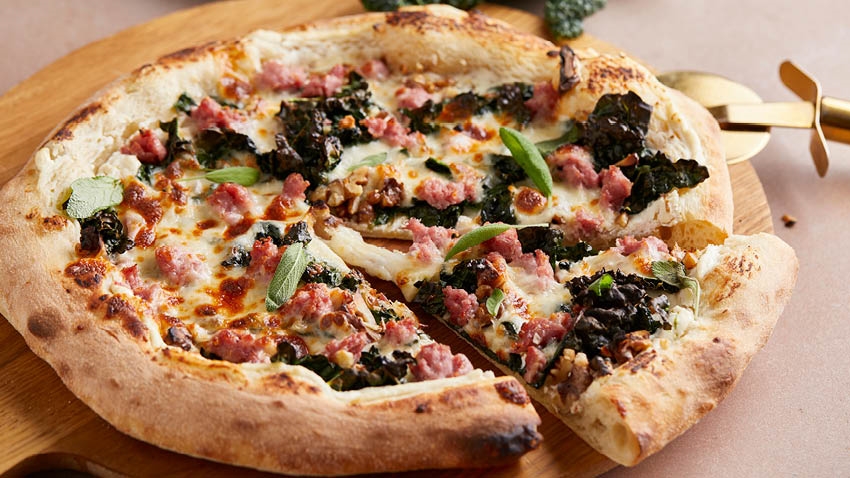 Italiensk inspireret salsiccia pizza med ricotta – nemlig