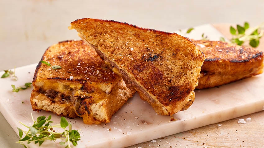 Cowboytoast | Med bløde løg og hakkebøf | Se opskriften her!