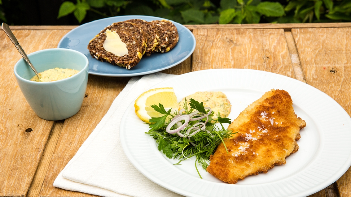 Fiskefilet med hjemmerørt remoulade - opskrift - fisk - nemlig.com