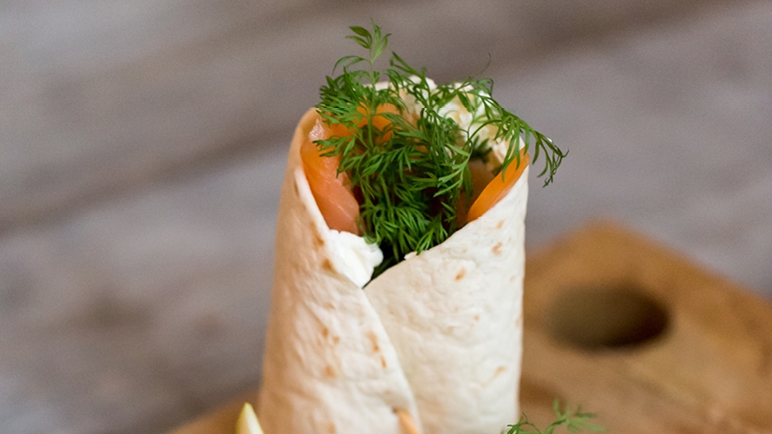 Laksewrap med dild, peberfrugt og smøreost | Nem Frokost | Se Opskrift