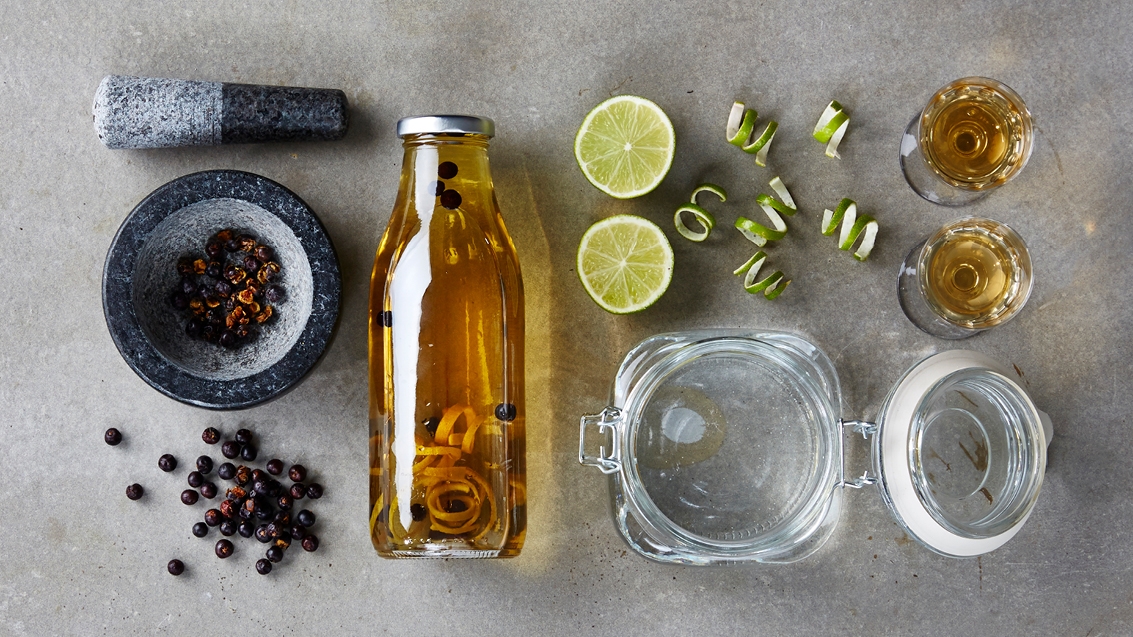 Lime-enebær snaps | Opskrift på hjemmelavet snaps| nemlig.com