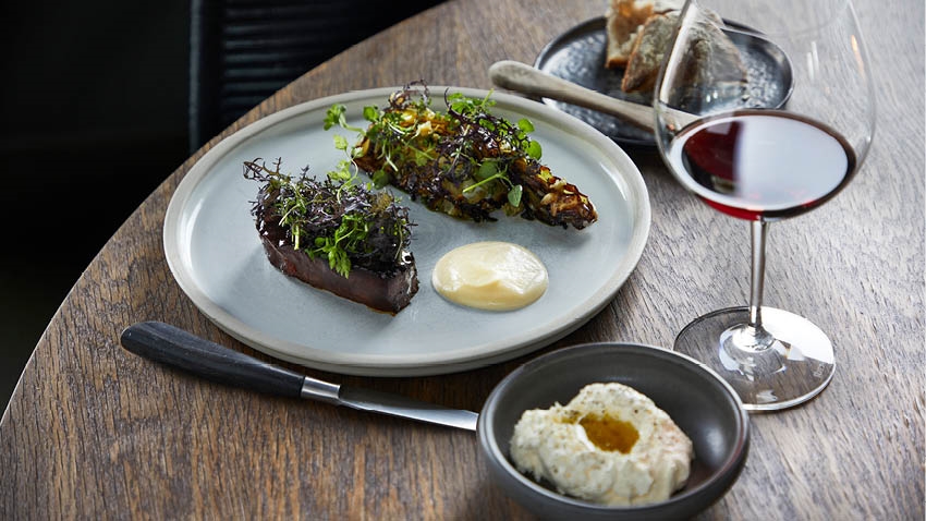 Lav oksespidsbryst med urter & kål – få opskriften her