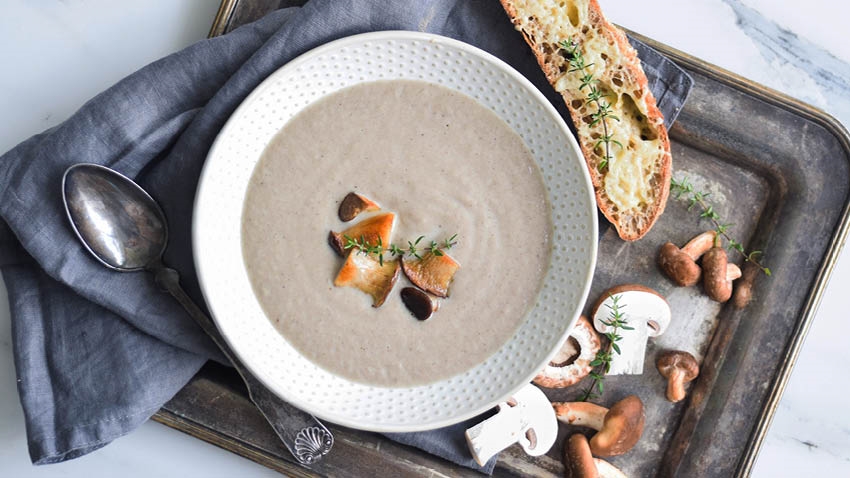 Cremet svampesuppe med frisk timian og ostebrød | Se opskriften