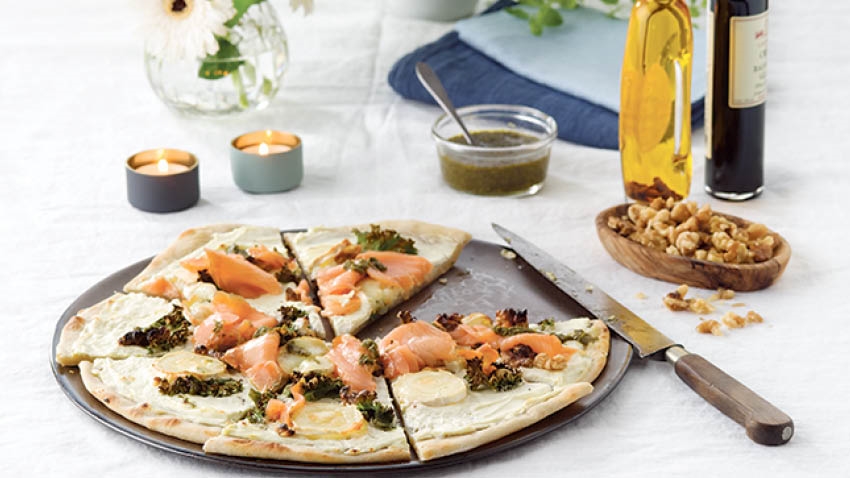 Weekendpizza med grønkål, ost, røget laks og nødder | nemlig