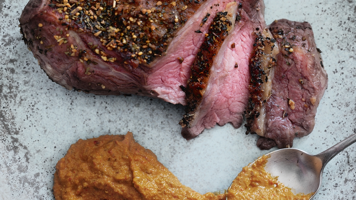 Saftig kalveculotte med hjemmelavet romesco | Se opskrift her