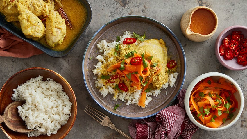Yoghurt-kylling med ris og gulerodssalat | Se opskrift!